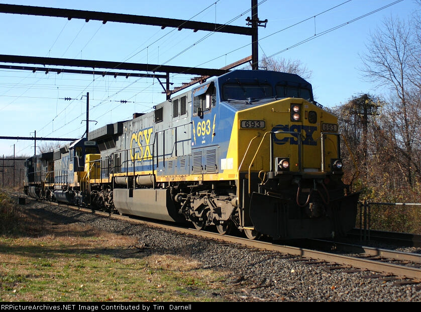 CSX 693 on X-037 engine move